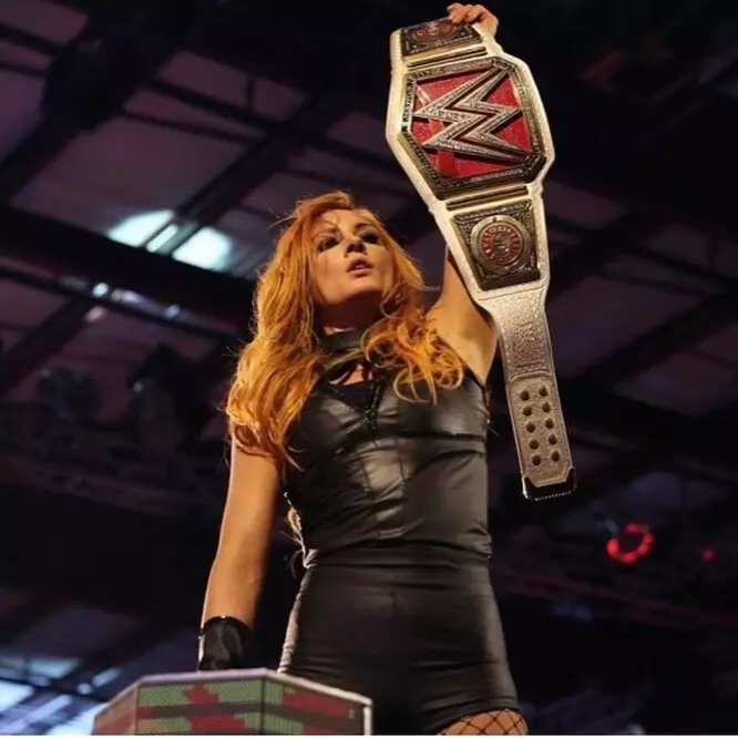 Kaptis sonĝon: fama luktisto-ĉampiono Becky Lynch atendas la unuenaskiton 7719_1