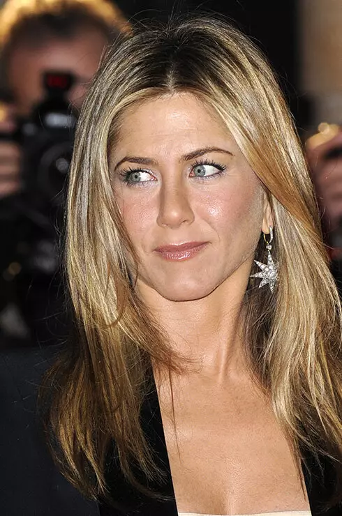 Debut-transformo: Plasta Kio fariĝis la unua por Aniston, Beckham, Zverev, Shishkova kaj aliaj steloj 7972_2