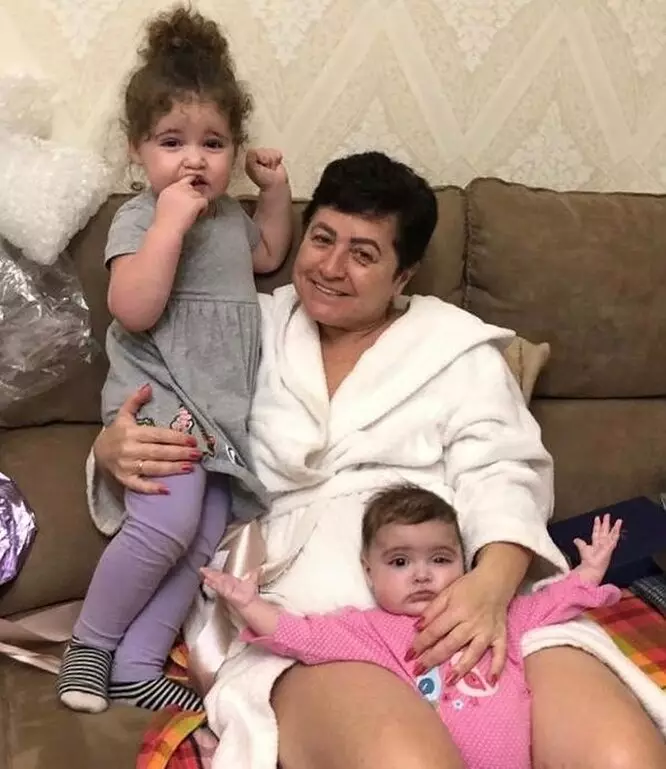 طرفداران Emmanuil Vitorgana در مورد همسر و دختران خود پس از حادثه با نوسان ها نگران هستند 8160_2