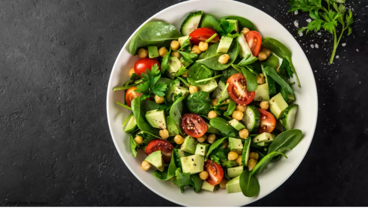 So erstellen Sie einen Salat für alle Regeln des Kopfes: 7 nützliche Rezepte 8183_4