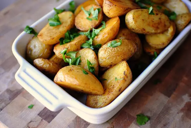 Стар рецепта: невероятно вкусни печени картофи от Емили Бланте 8281_3