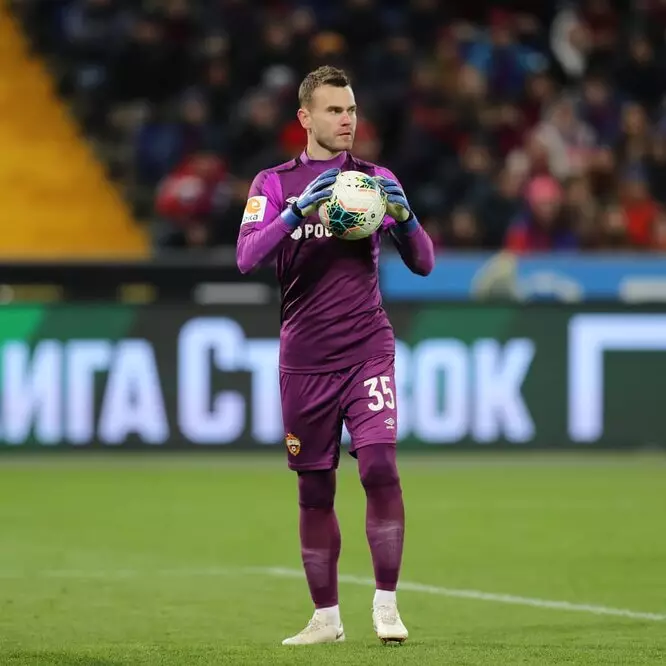 Igor Akinfeev ออกมาในสนามในระหว่างการฝึกซ้อมในหน้ากากป้องกันและถุงมือ