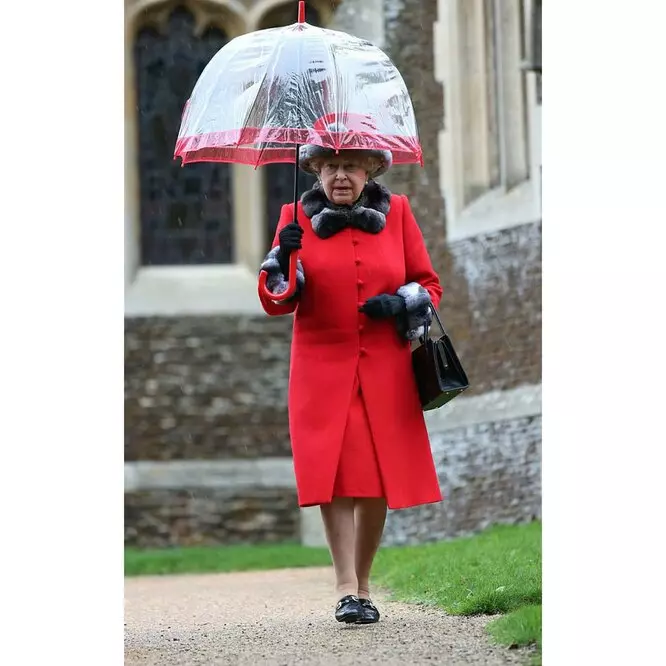Штани кольору хвої і стьобані куртки: улюблені речі британських монархів на осінь 851_3