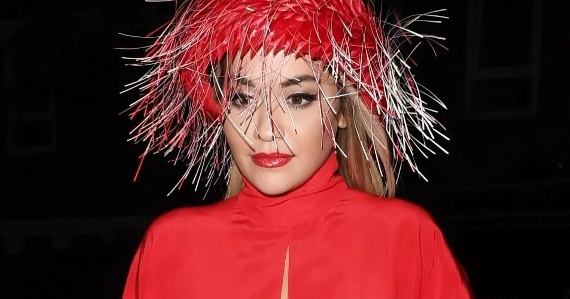 Rita Ora és inadvertida "il·luminada" a les calces del carrer