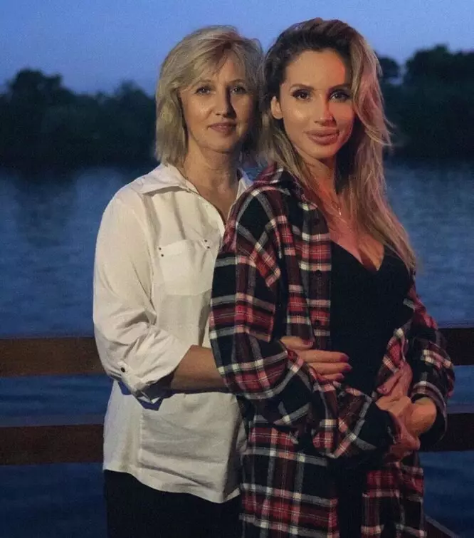 Svetlana Loboda Një foto me nënën dhe motrën provoi se bukuria e tyre është një familje 8756_1