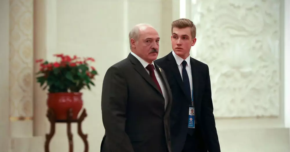 Benedenbare bruidegoms! Kolya Lukashenko en 5 meer inactieve knappe-zonen van politici en monarchen