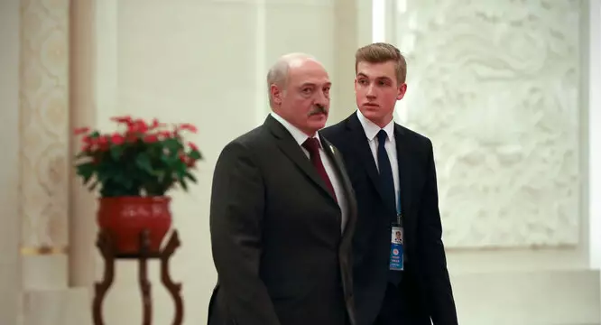 Grooms sing apik! Kolya Lukashenko lan 5 liyane nganggur ganteng politikus lan monarki 8973_1