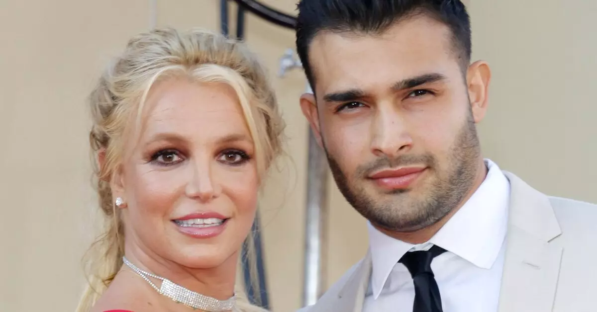 Agora sabemos quem nas máscaras: Britney Spears e sua amada arranjaram uma data incomum na praia