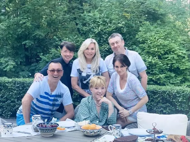 Alla Pugacheva ด้วยการตัดผมอินเทรนด์และในภาพย้อนยุคดูอ่อนกว่าวัยเป็นเวลาหลายทศวรรษ 9144_1