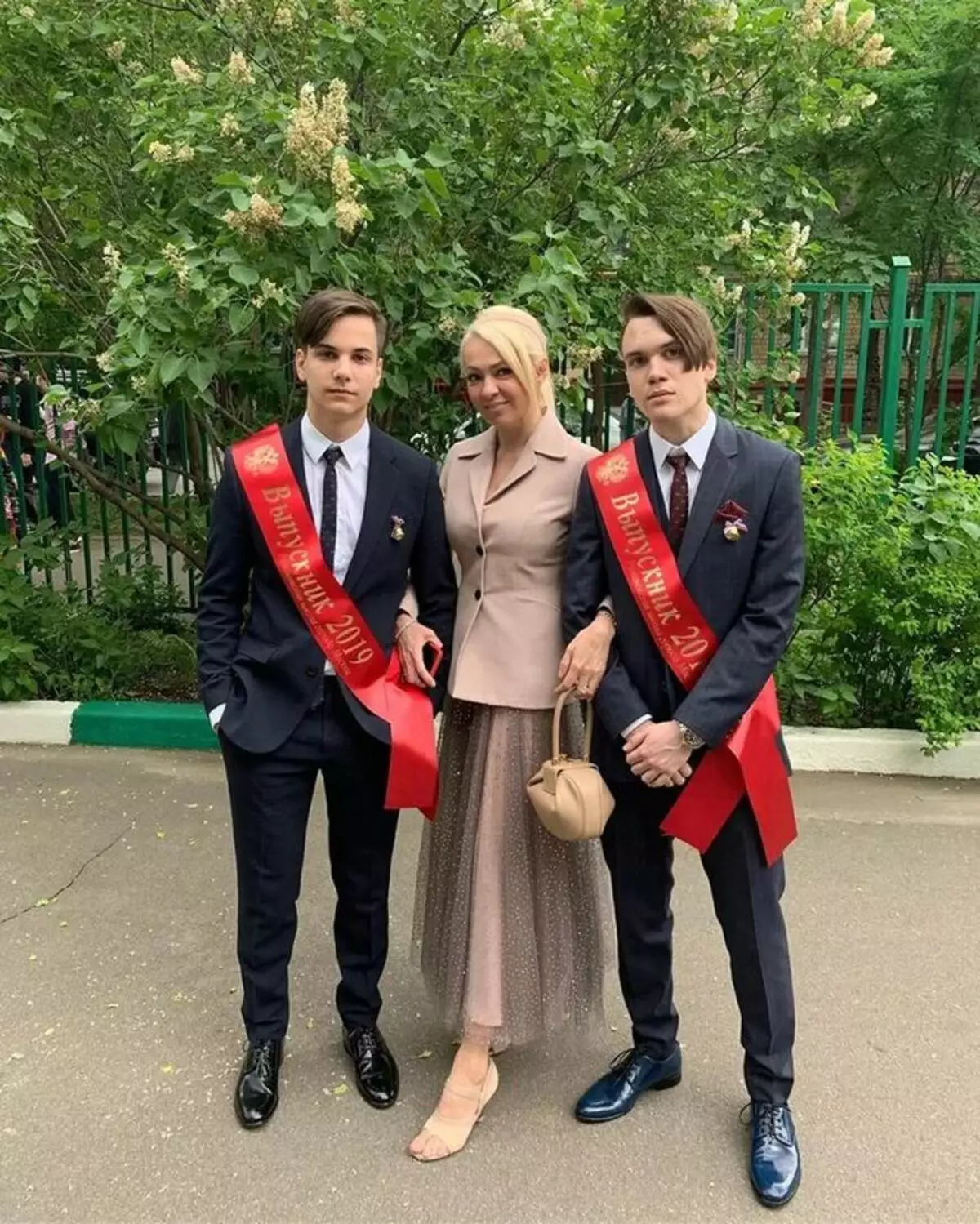 Yana Rudkovskaya ha pubblicato una foto speciale con un bel figlio, che ha compiuto 18 anni 9187_2