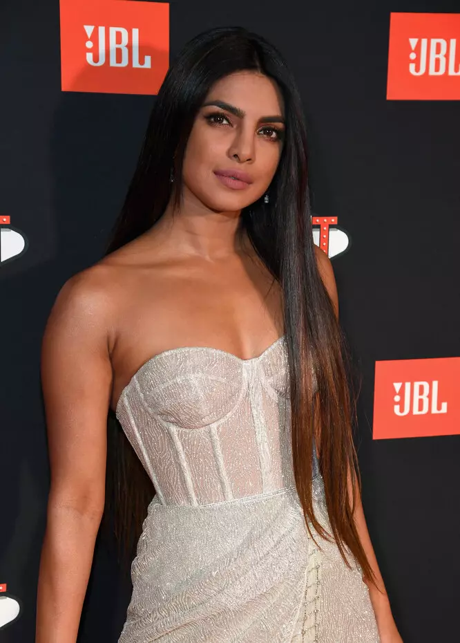 Muhle lokho ofuna ukudansa: izinkanyezi ezi-5 ezinhle kakhulu ze-bollywood 9363_1