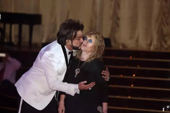 Alla Pugacheva odpowiedział Phillip Kirkorov, który twierdził, że ostatnie połączenie zostało złamane między nimi 9835_1